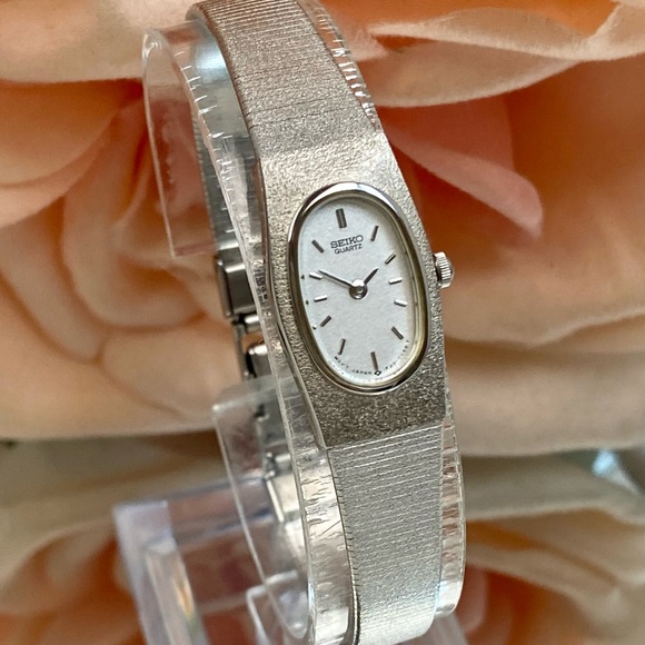 Seiko | Accessories | Vintage 8s Seiko Petite Oval Dial Dress Watch ...